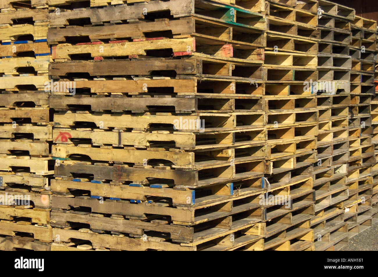 Wooden pallets piled up hi-res stock photography and images - Alamy