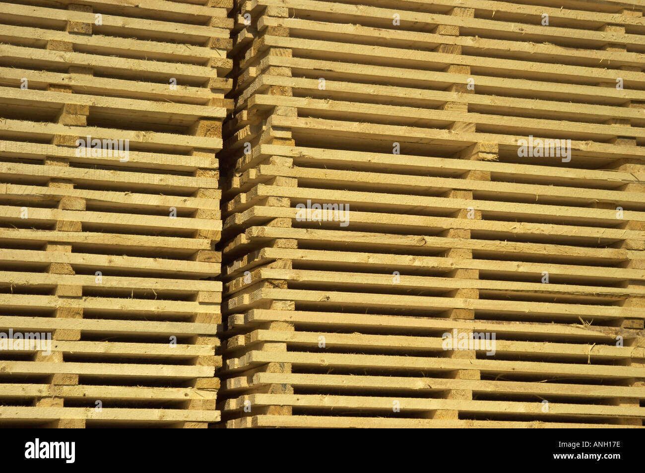 Wooden pallets piled up hi-res stock photography and images - Alamy