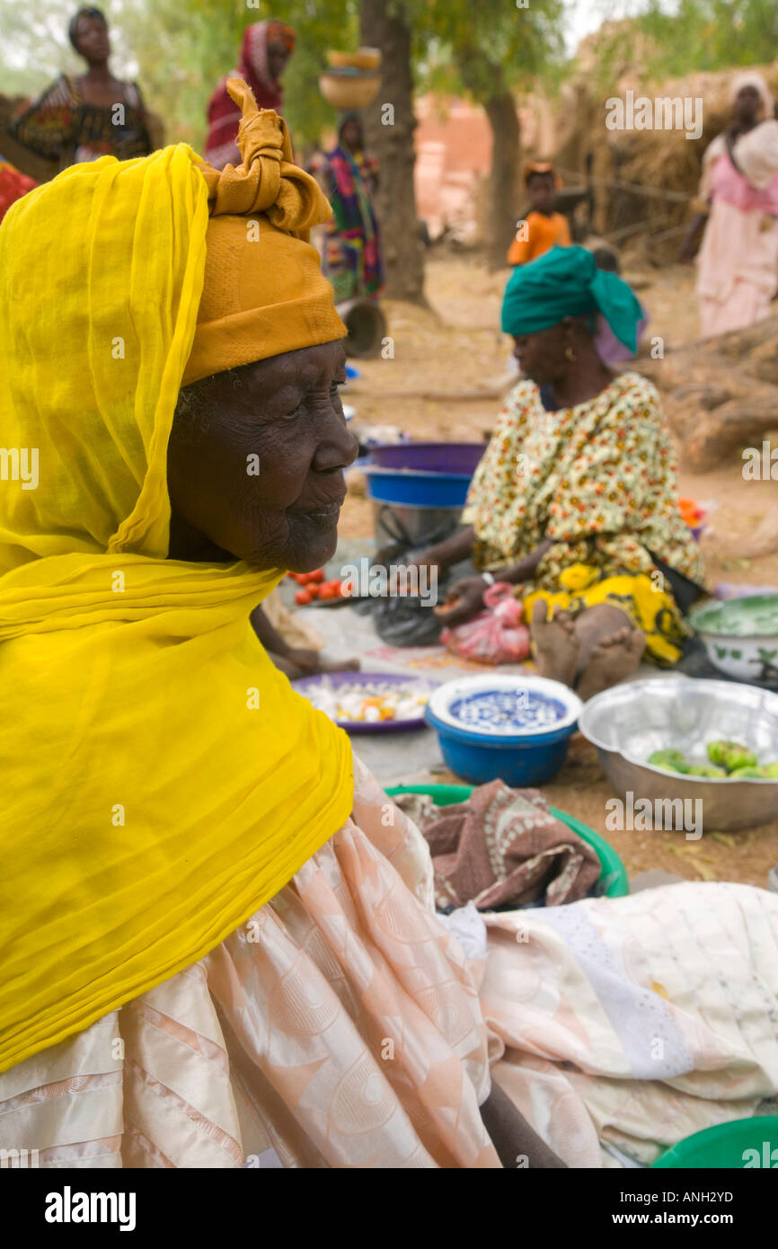 Women in market, Segou, Segoukoro (old Segou), Mali Stock Photo - Alamy