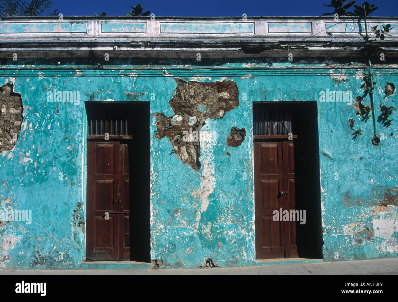 Eartquake damaged house in Antigua Guatemala Central America Stock ...