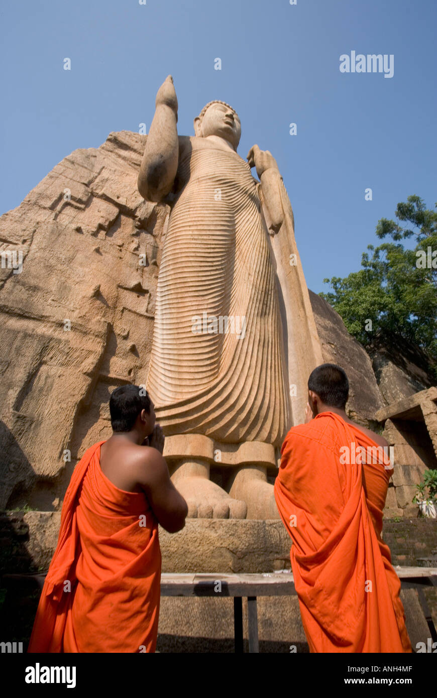 The giant standing Aukana Buddha, Aukana, Sri Lanka Stock Photo - Alamy
