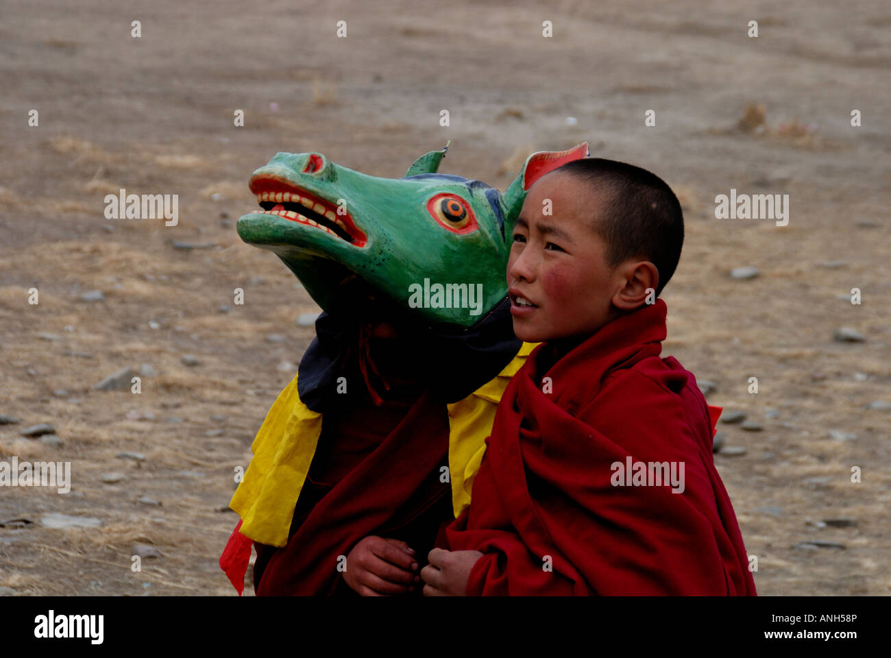 a little monk praying Stock Photo - Alamy