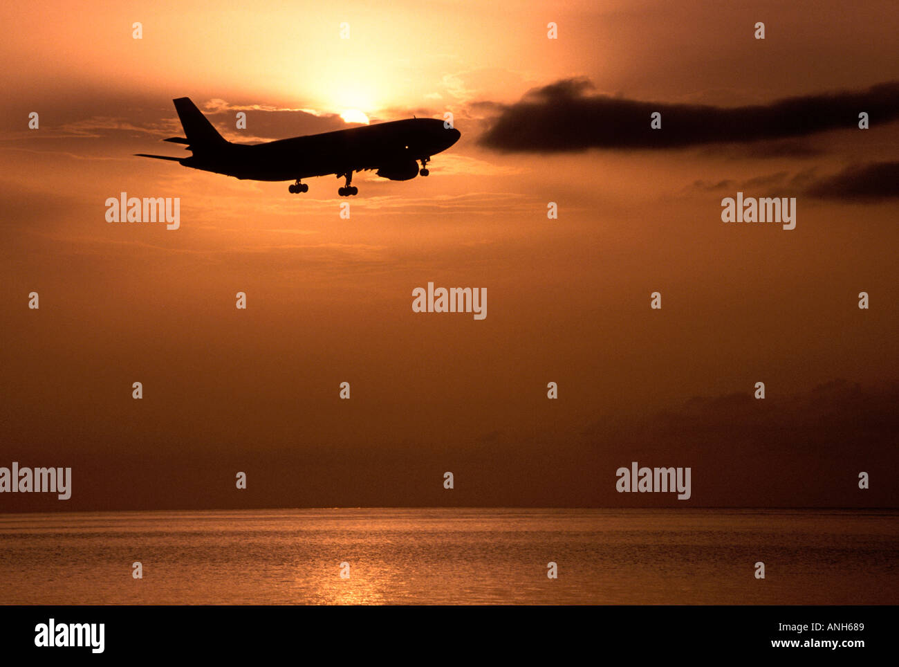 AIRCRAFT LANDING OVER SEA Stock Photo - Alamy