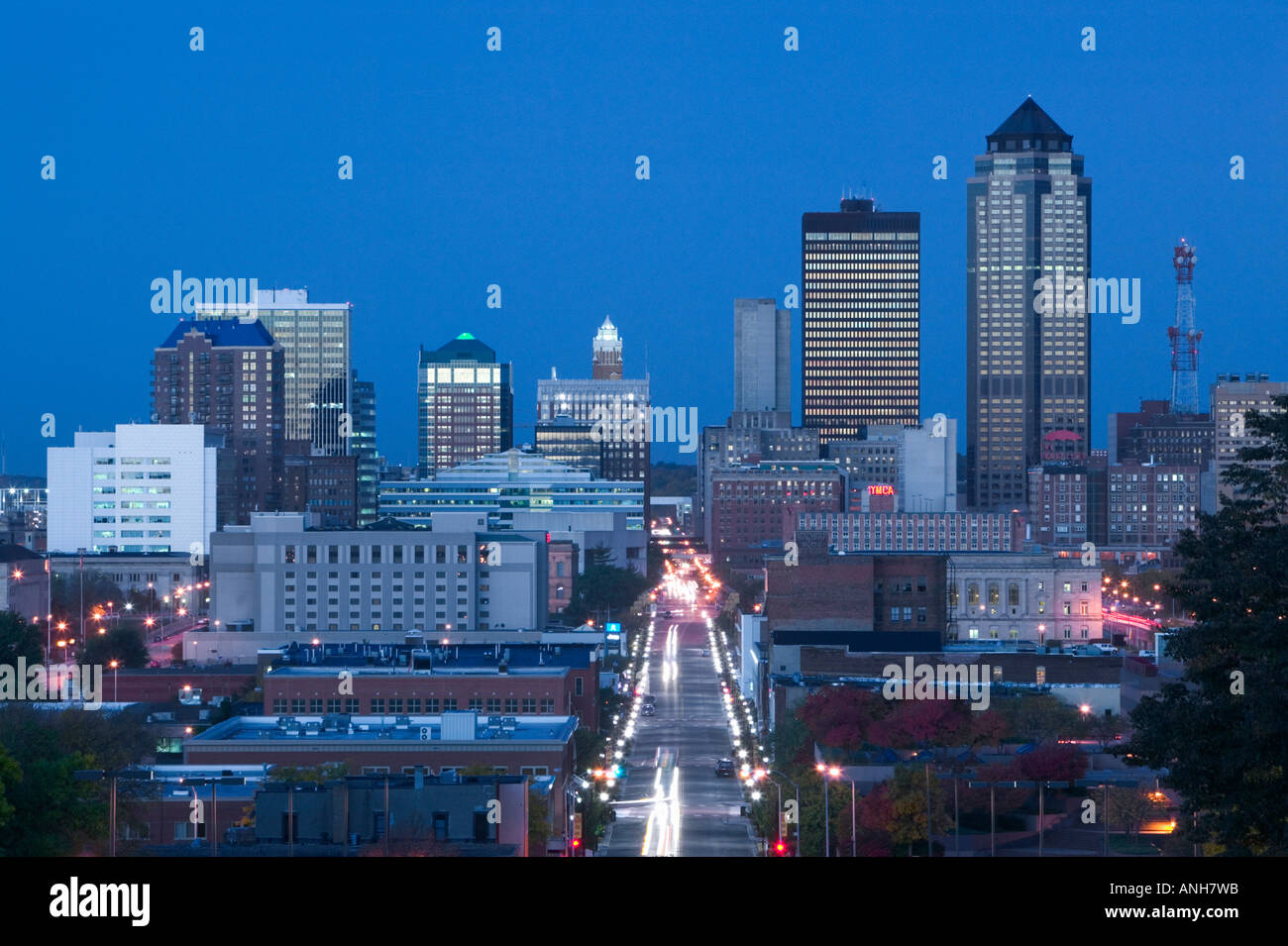 Des Moines Skyline At Night High Resolution Stock Photography and ...