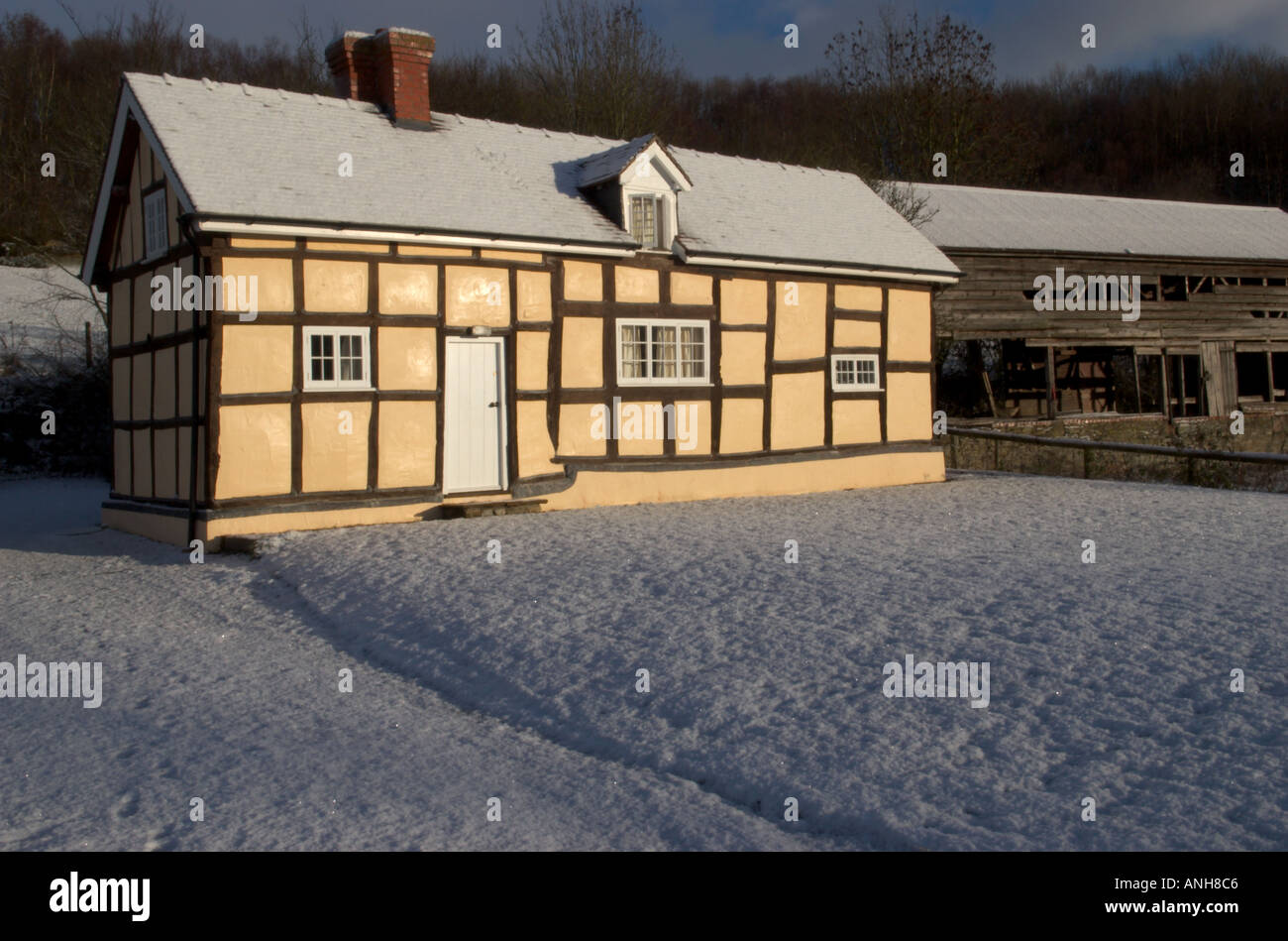 Country cottage in snow hi-res stock photography and images - Alamy