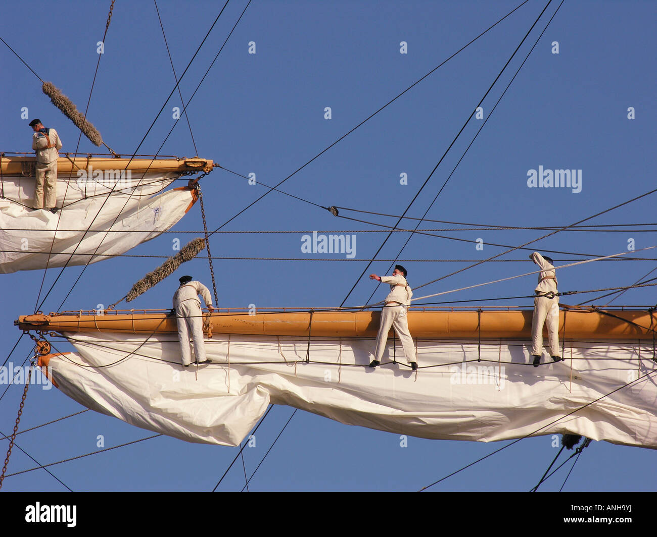 The Russian Dar Mlodziezy-class Pallada Tall ship sails into Victoria ...