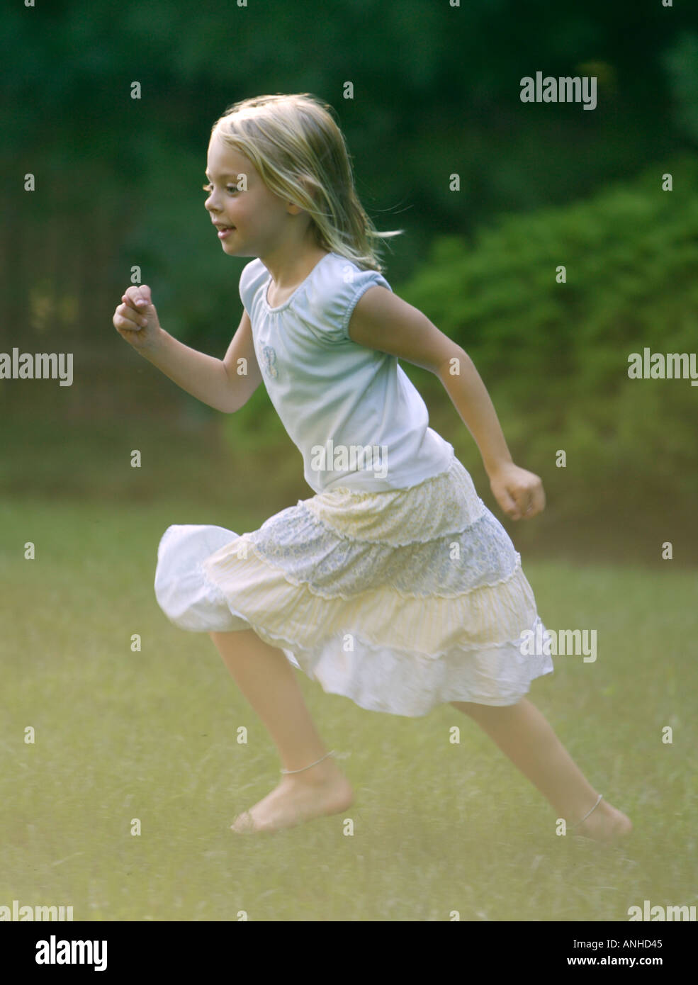 Young girl running Stock Photo - Alamy