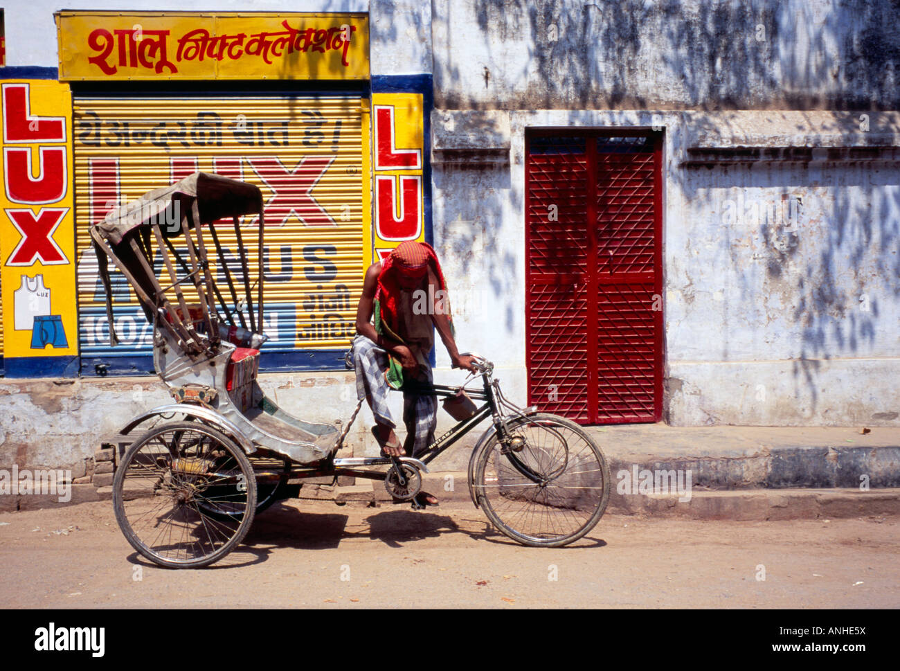 rickshaw driver parked on street, Delhi, India Stock Photo - Alamy