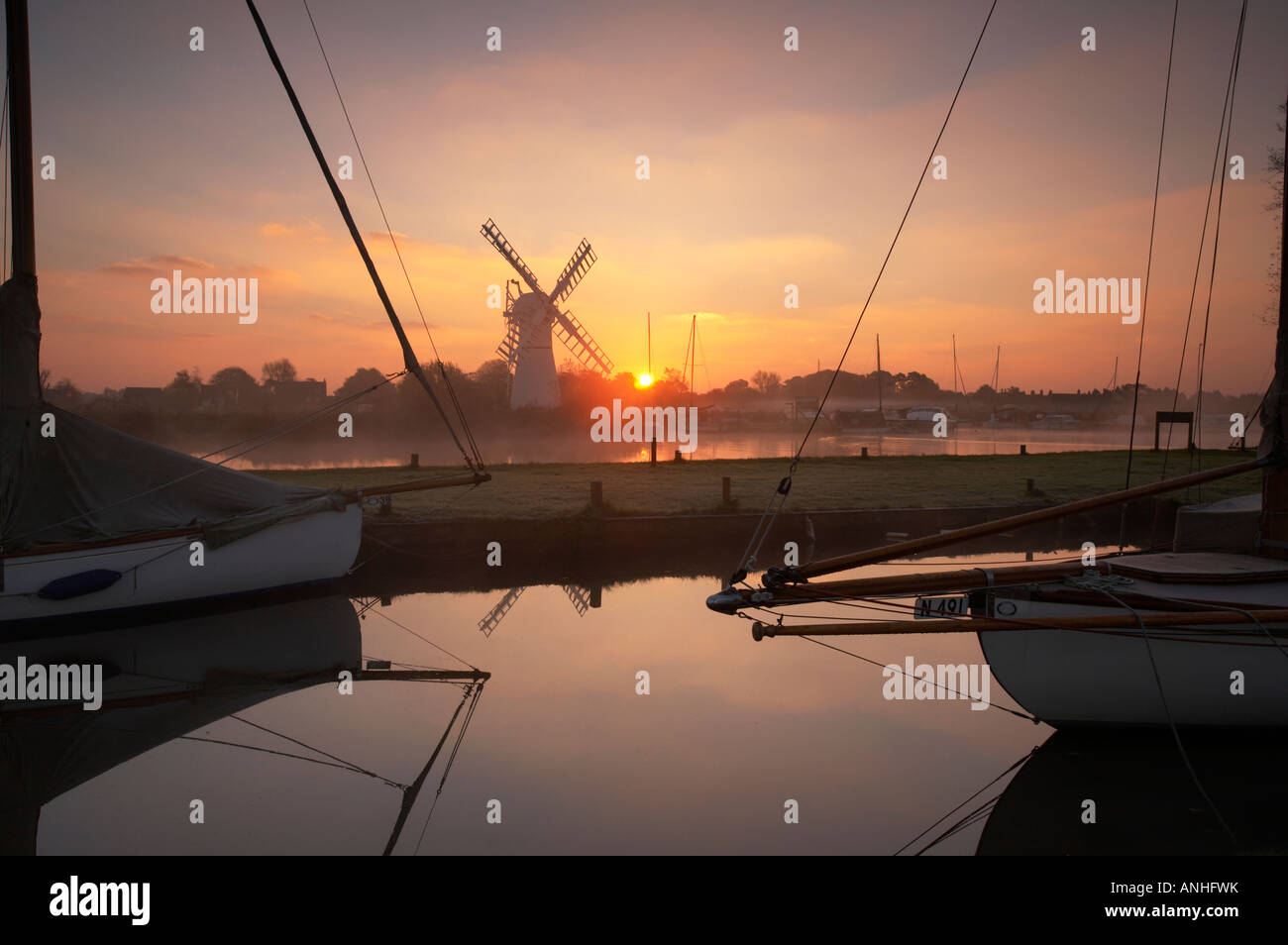 Thurne Windmill at sunrise on the Norfolk Broads Stock Photo - Alamy
