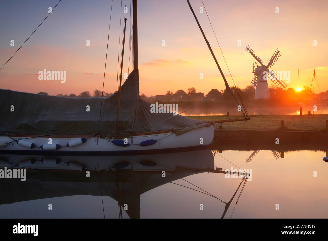Thurne Windmill at sunrise on the Norfolk Broads Stock Photo - Alamy