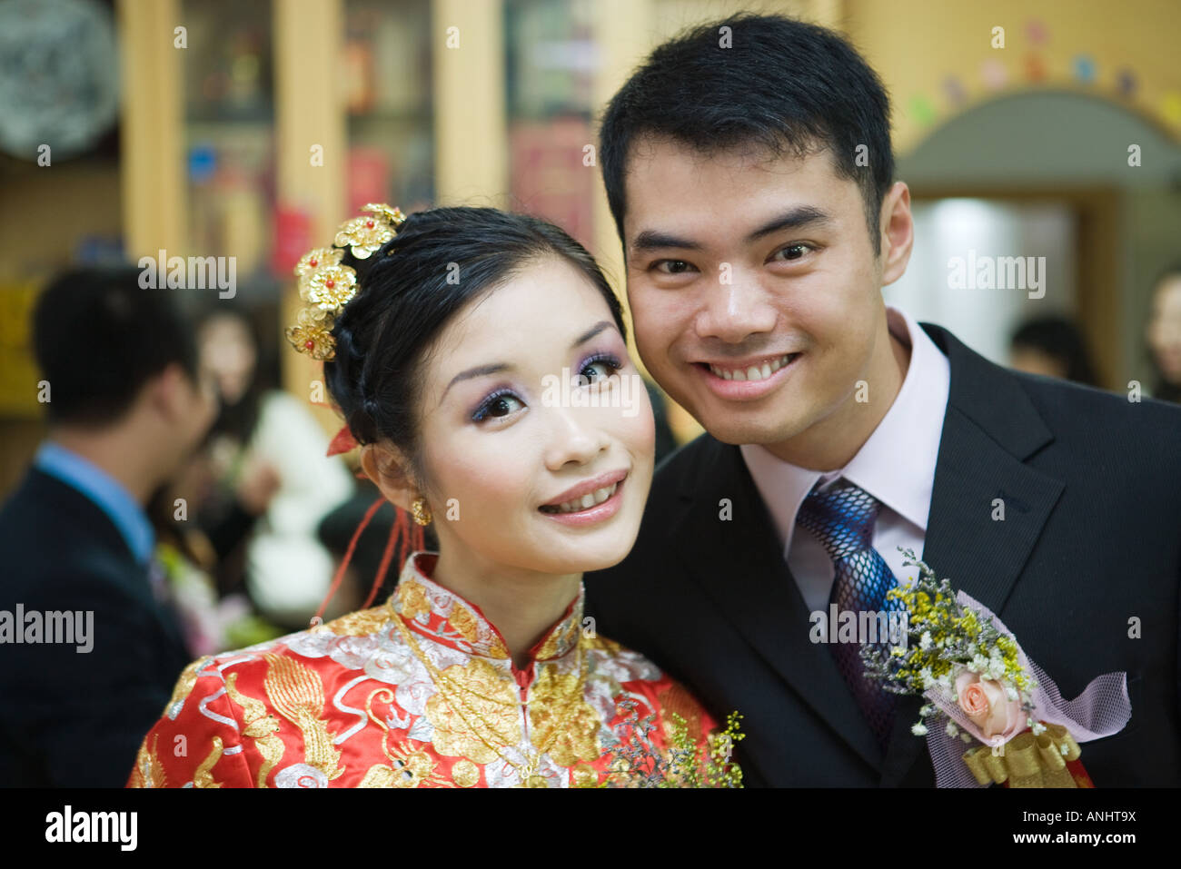 Chinese brides costume hi-res stock photography and images - Alamy