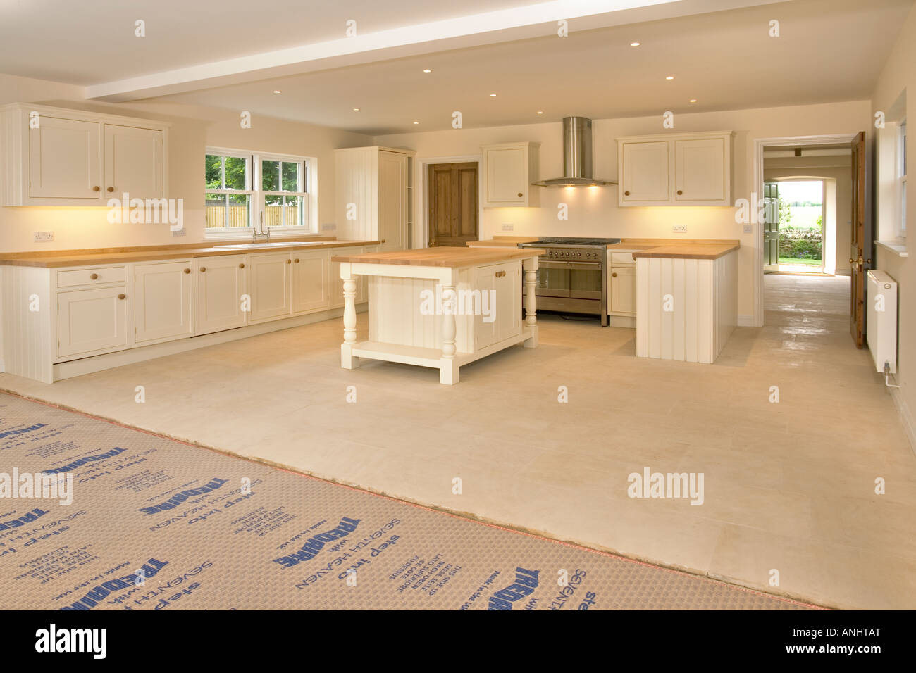 Large open plan kitchen hi-res stock photography and images - Alamy