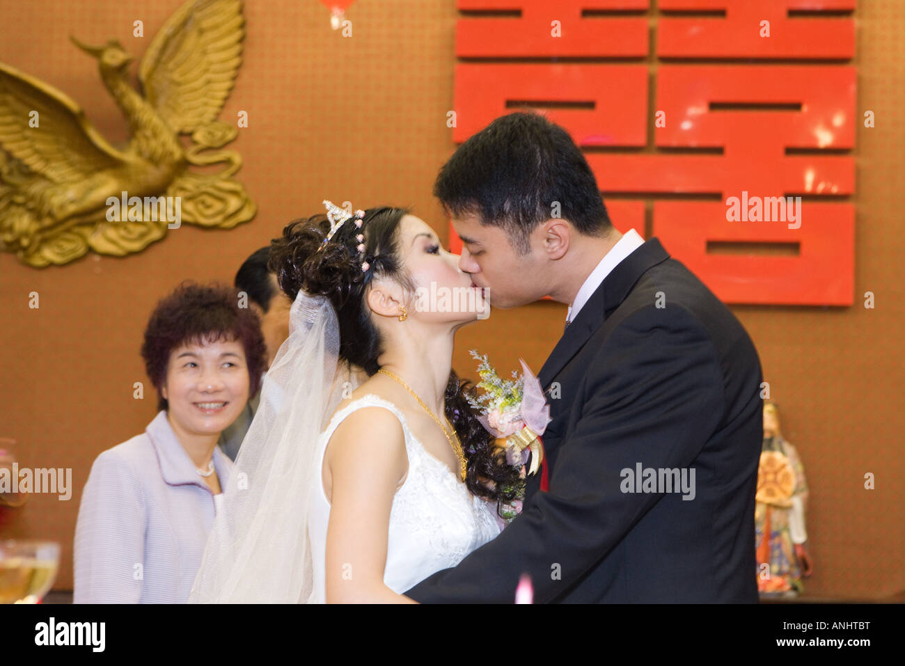 Bride and groom kissing, side view Stock Photo - Alamy
