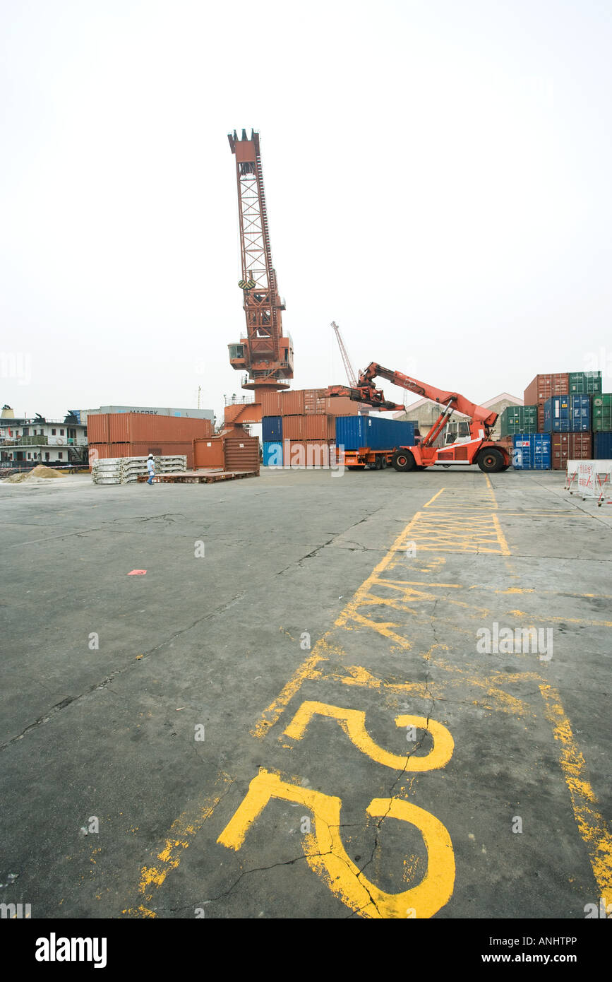 Empty container stacker hi-res stock photography and images - Alamy