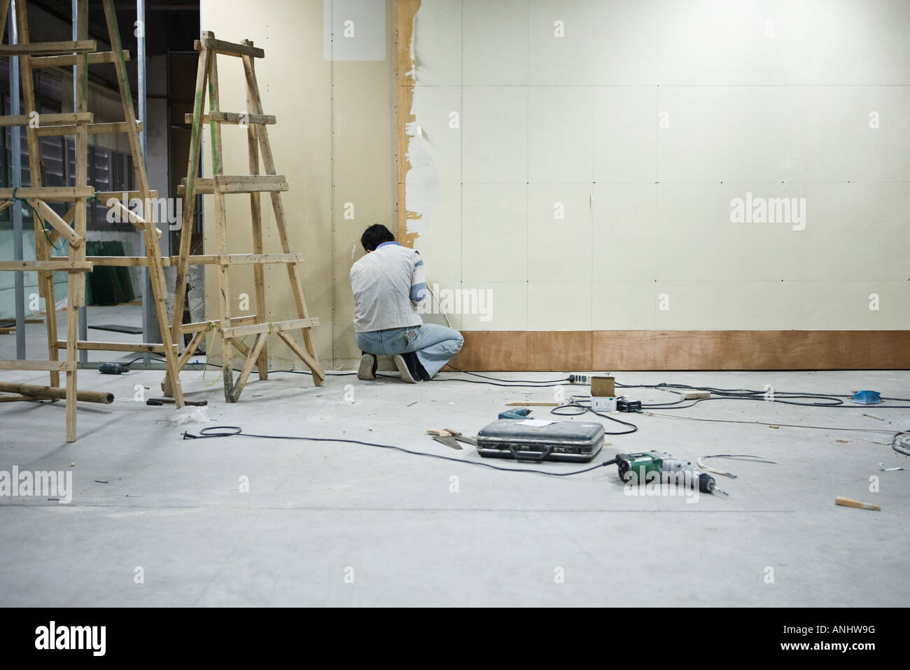 Man installing wallboard hi-res stock photography and images - Alamy
