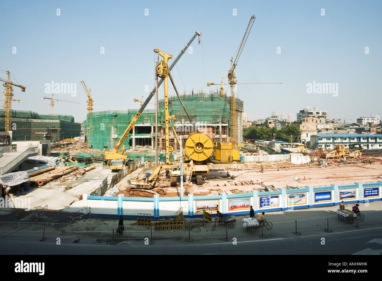 Pedestrians at construction sites hi-res stock photography and images ...