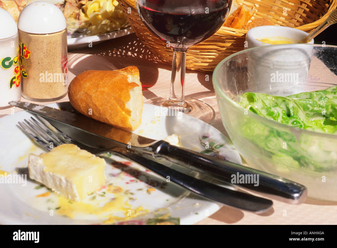 Paris bistro table setting hi-res stock photography and images - Alamy