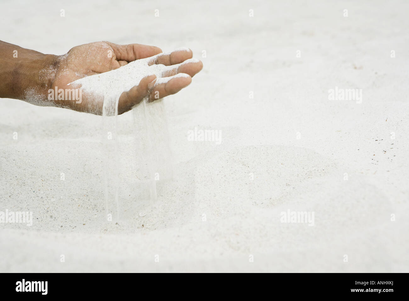 Hand with sand spillling through fingers, close-up Stock Photo - Alamy