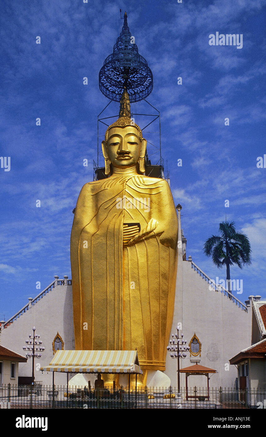 Wat indraviharn in bangkok hi-res stock photography and images - Alamy