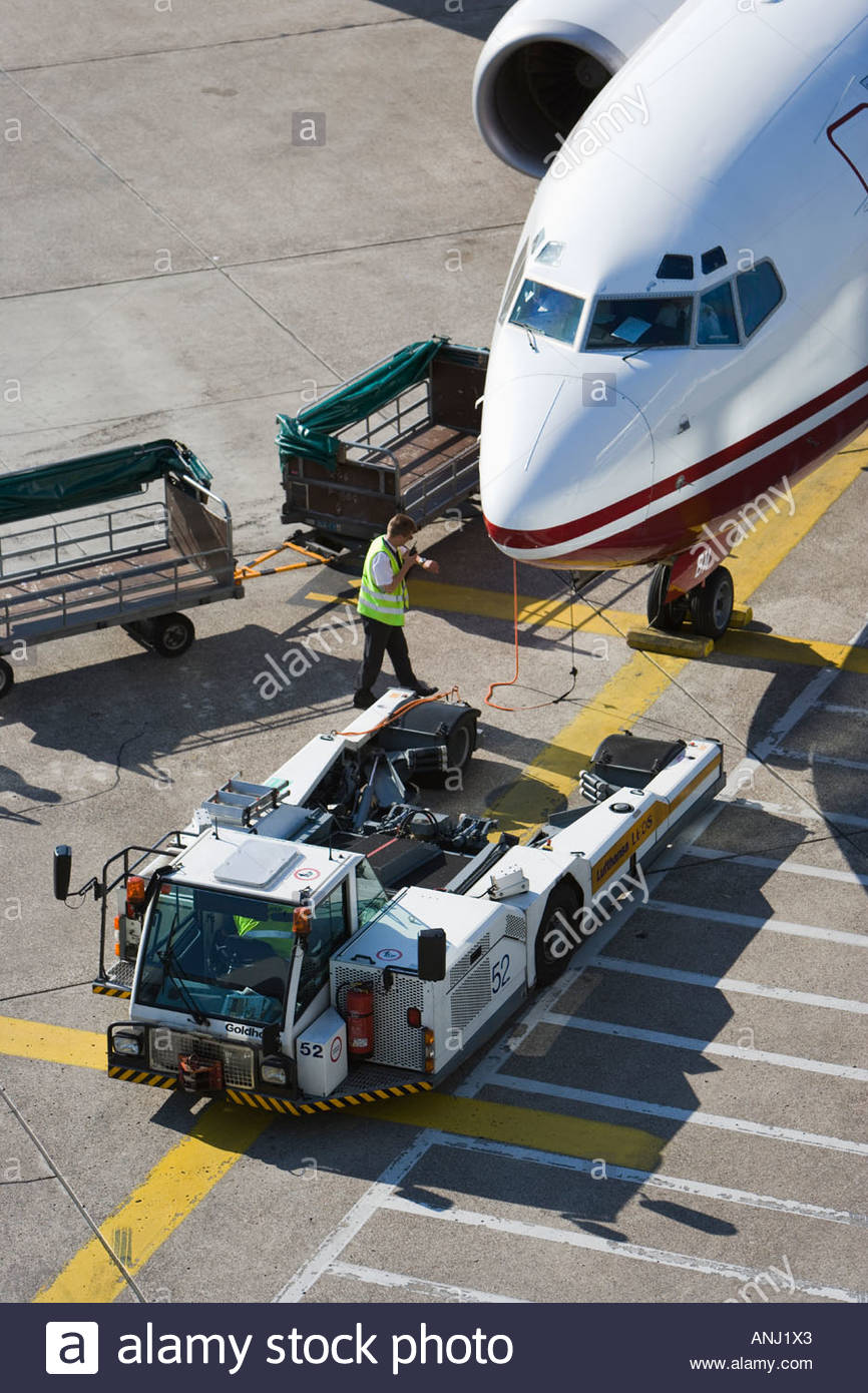 Baggage Tractor Stock Photos & Baggage Tractor Stock Images - Alamy