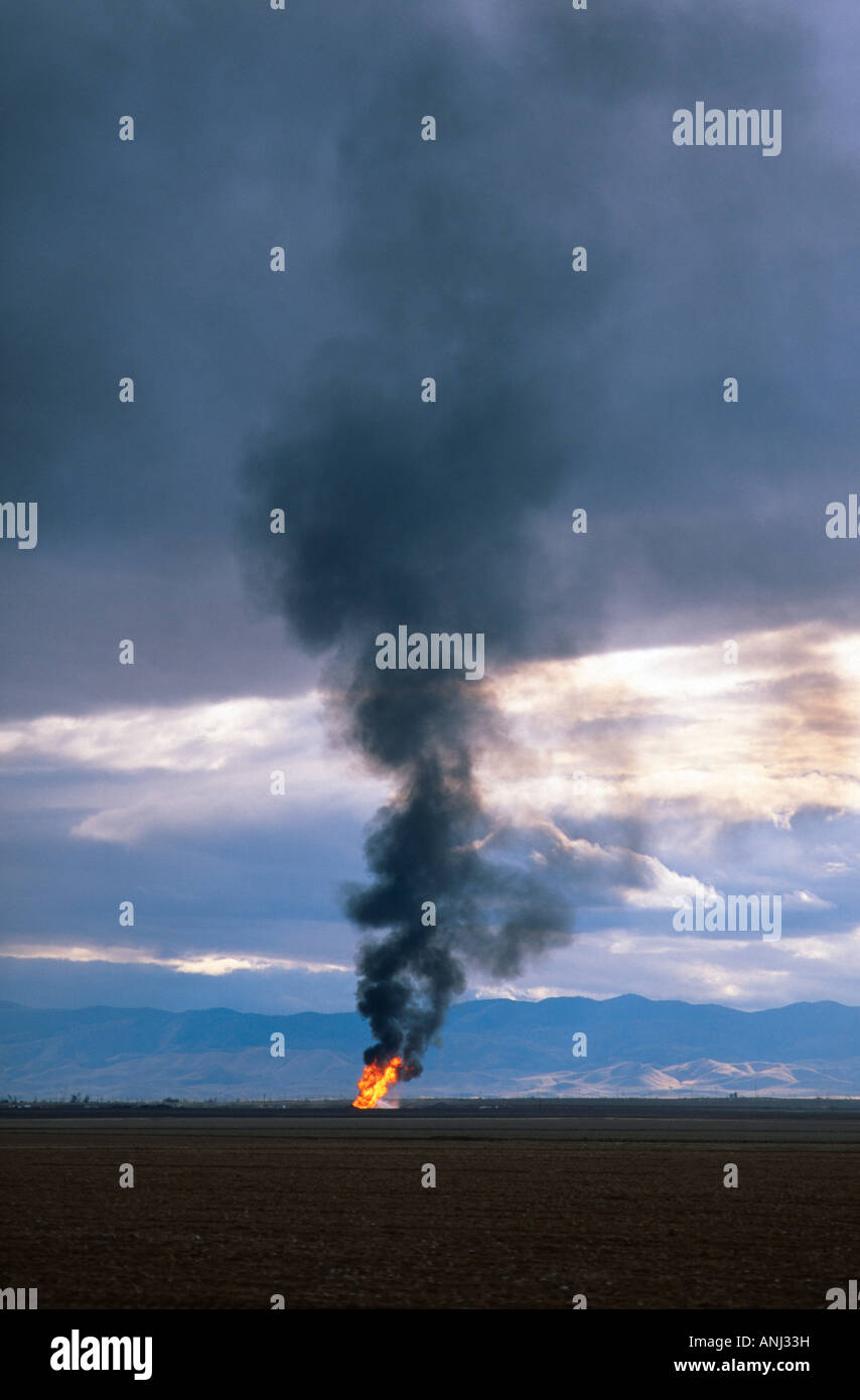 Danger in oil fires hi-res stock photography and images - Alamy