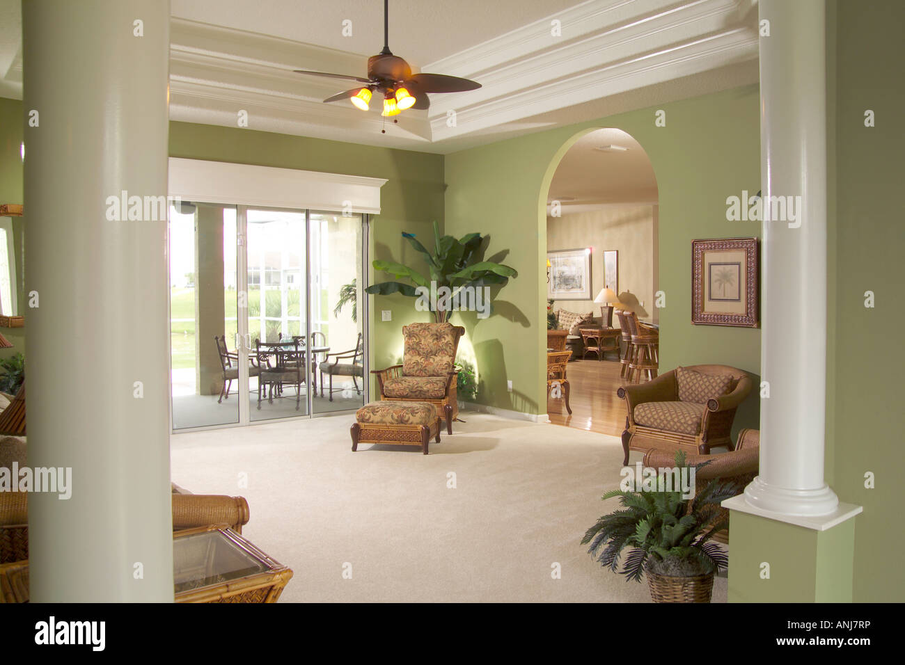 Room with columns hi-res stock photography and images - Alamy