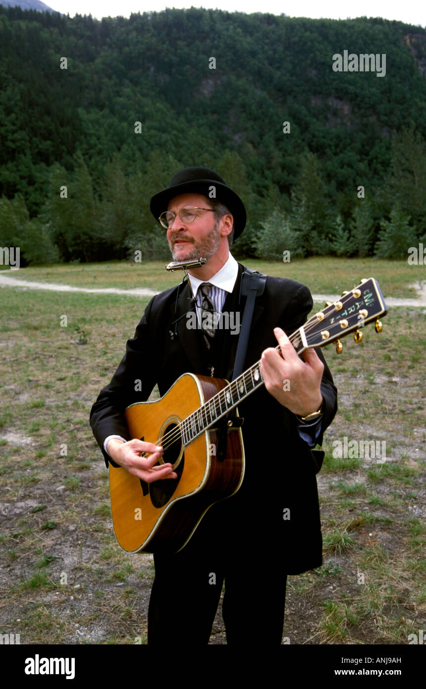 Entertainer with harmonica hi-res stock photography and images - Alamy