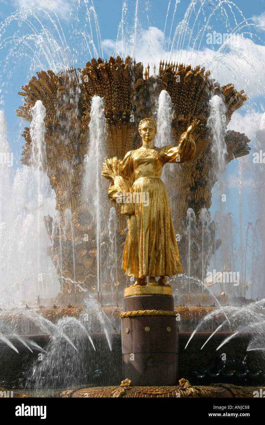 Gold water fountain tourist district Moscow Russia AH4 Stock Photo - Alamy