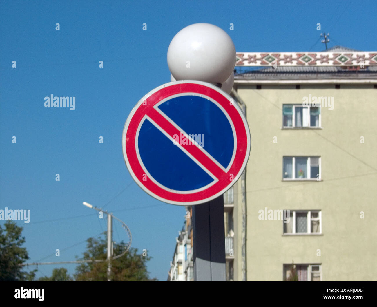 Circular no waiting sign hi-res stock photography and images - Alamy