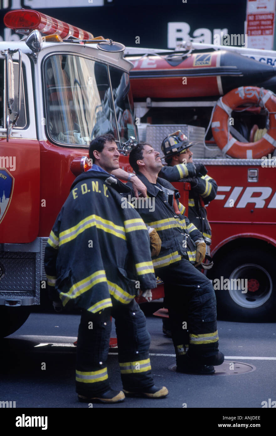 Fireman nyc hi-res stock photography and images - Alamy