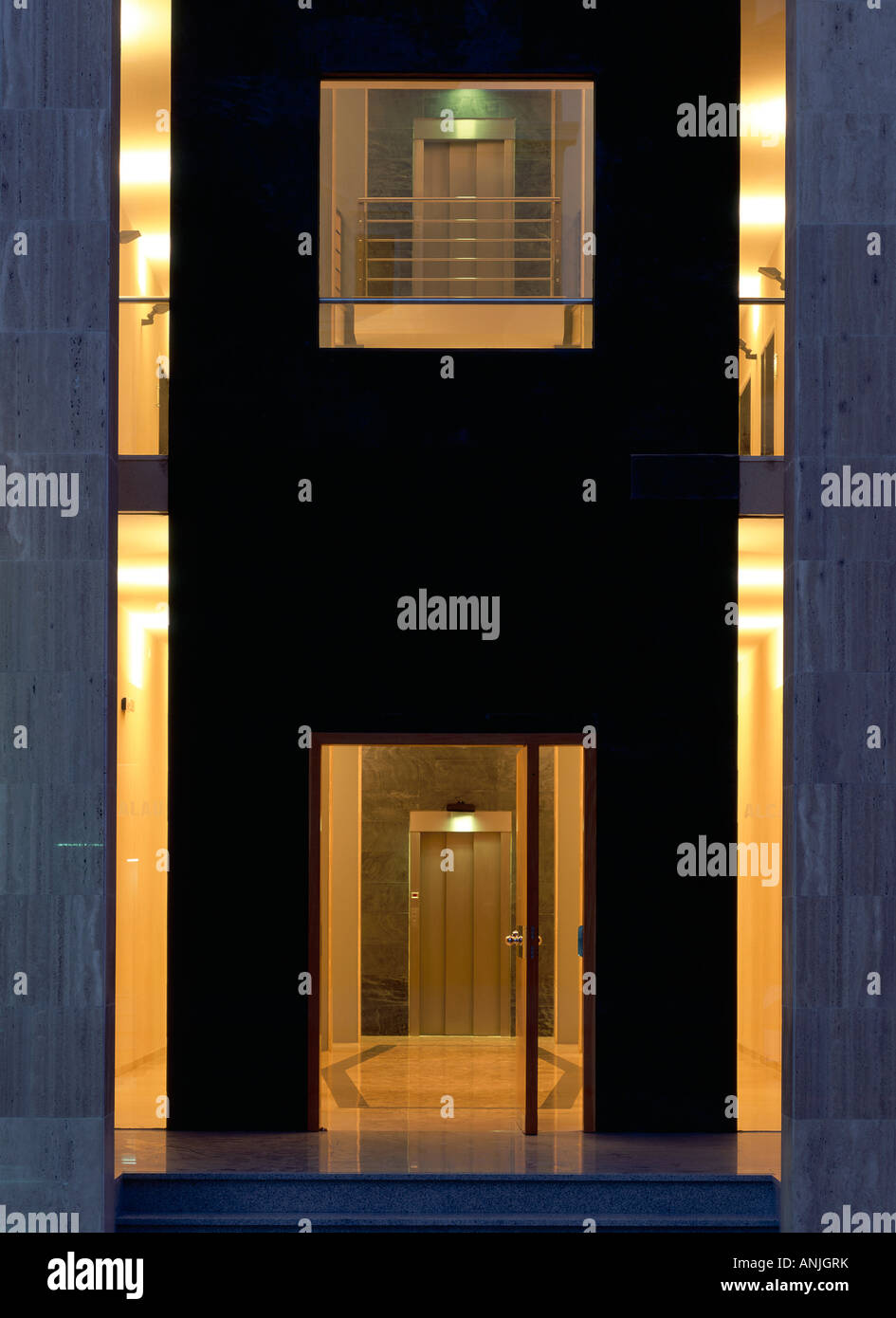 Entrance of a building hi-res stock photography and images - Alamy