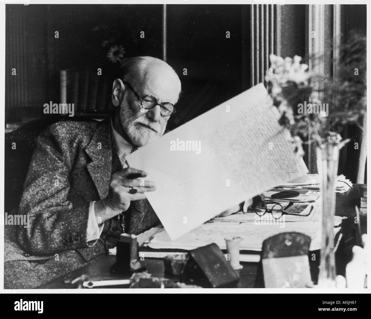 Sigmund freud desk hi-res stock photography and images - Alamy