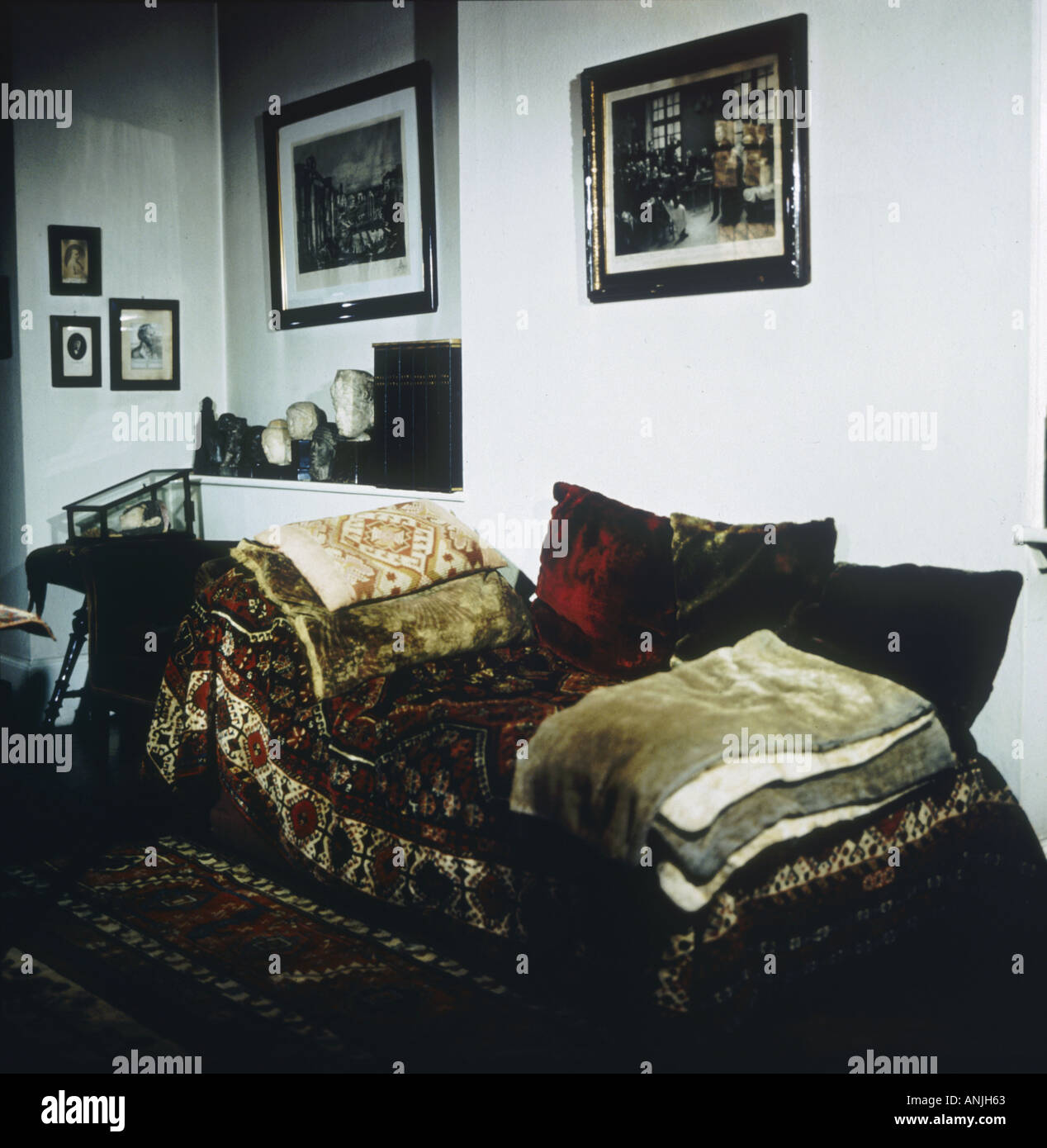 Freud's couch hi-res stock photography and images - Alamy