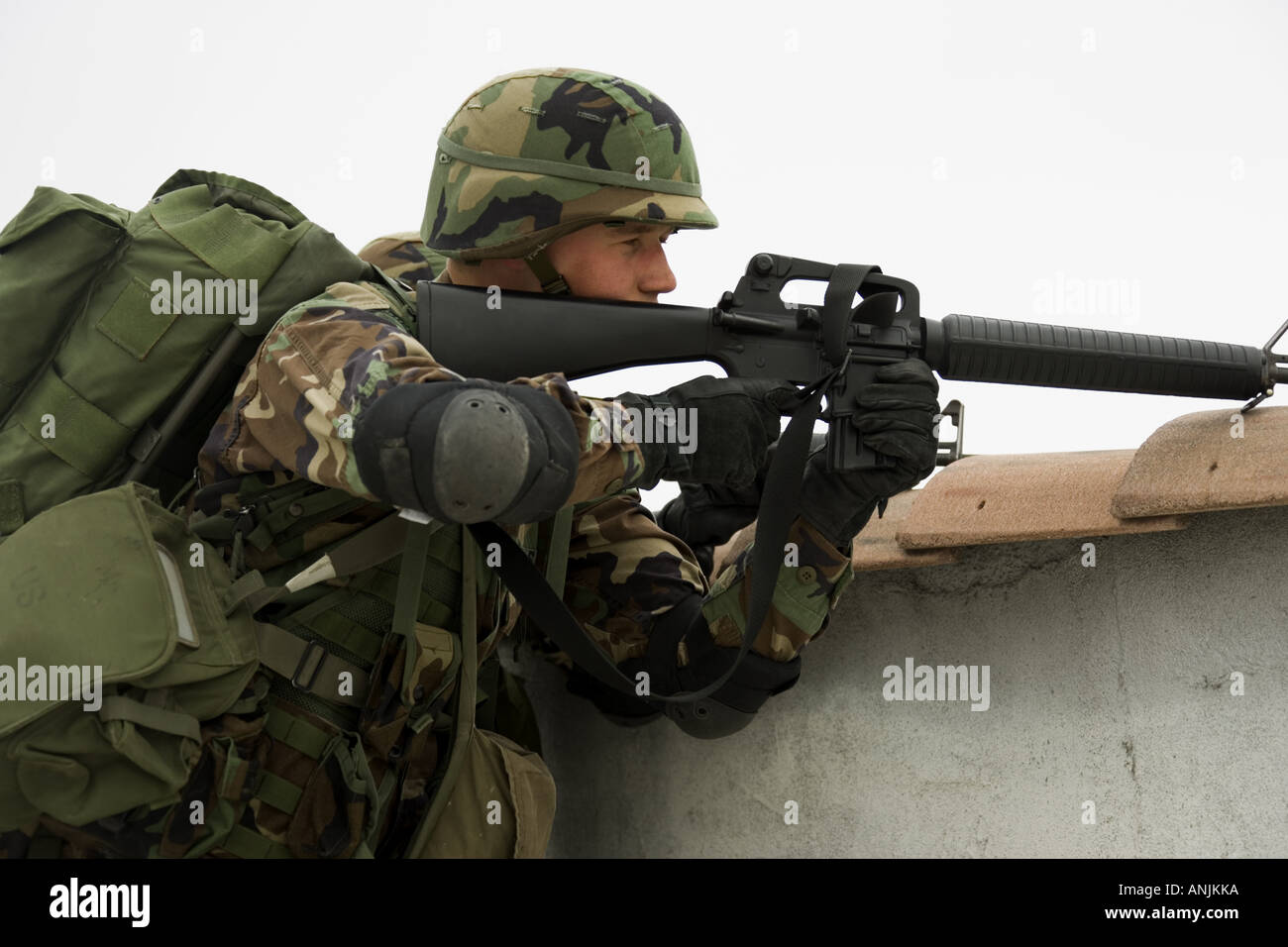 Side profile of a soldier aiming his rifle Stock Photo - Alamy