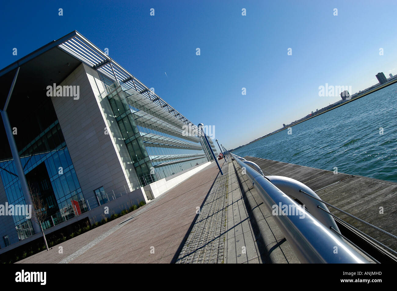 river side contemporary building Stock Photo - Alamy