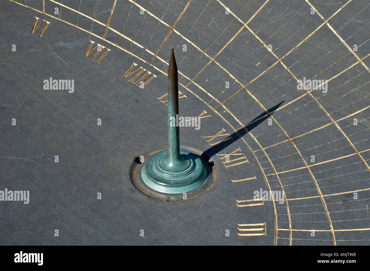 Sundial time timer shadow hi-res stock photography and images - Alamy