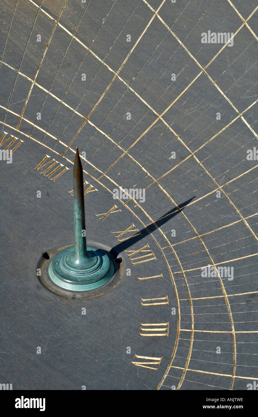 An engraved sundial hi-res stock photography and images - Alamy