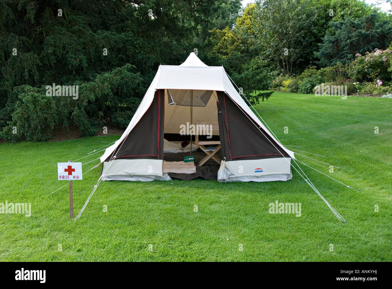 Red cross medical tent hi-res stock photography and images - Alamy