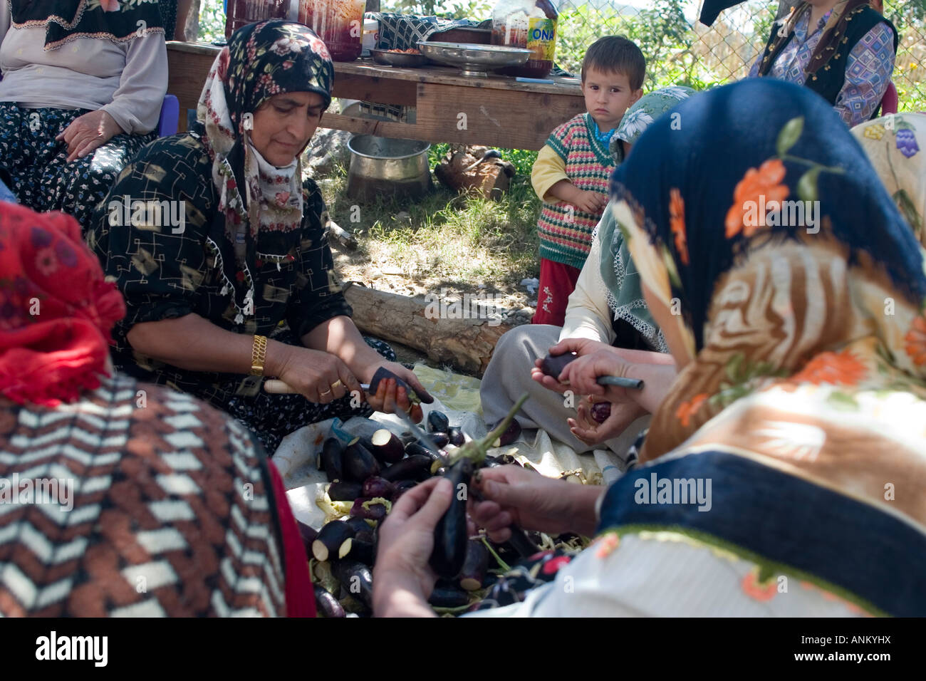 Yemeni headscarf hi-res stock photography and images - Alamy