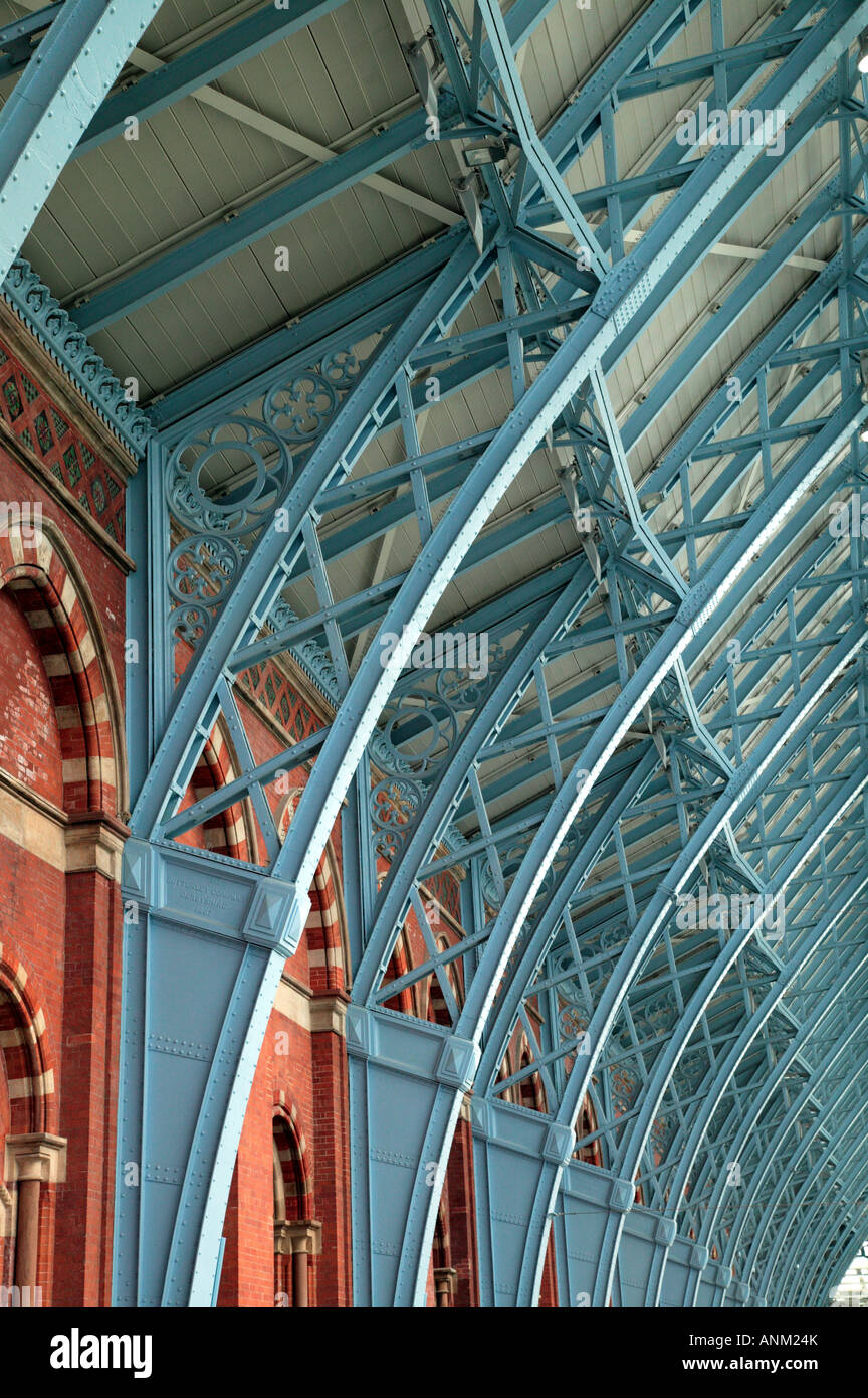 Close-up of the arched cast-iron roof supports at St Pancras ...