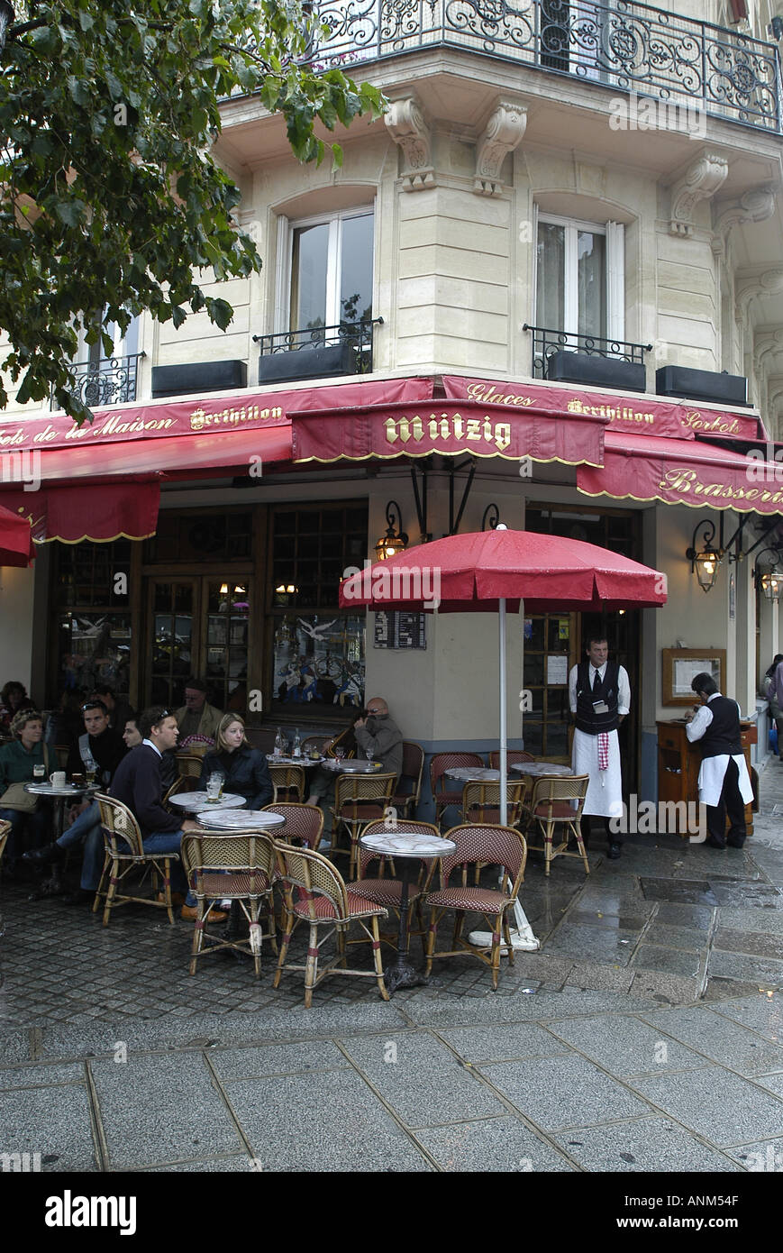 Paris cafe tables and rain hi-res stock photography and images - Alamy