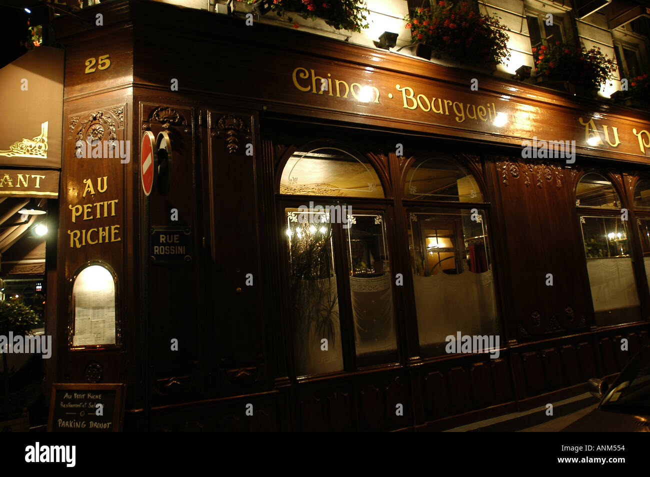 Paris pub hi-res stock photography and images - Alamy