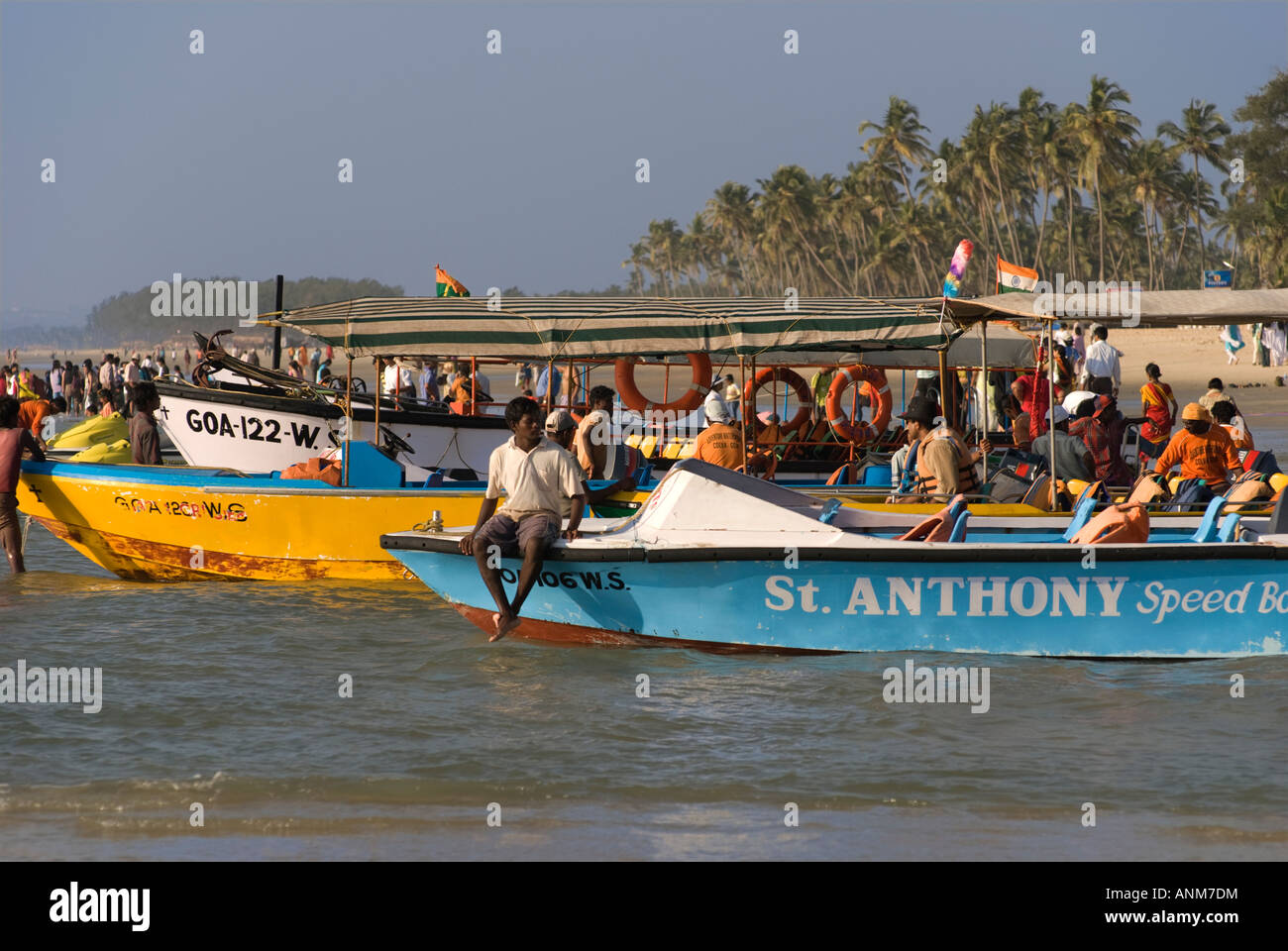 India goa long boats hi-res stock photography and images - Alamy