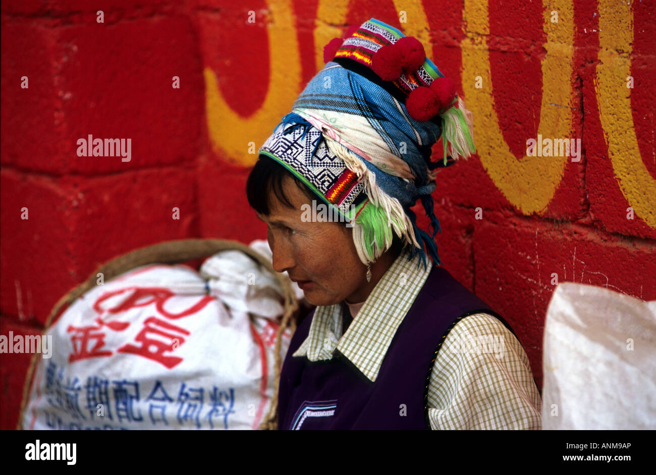 Colorful Bai woman in the local market in Yunnan,China Stock Photo - Alamy