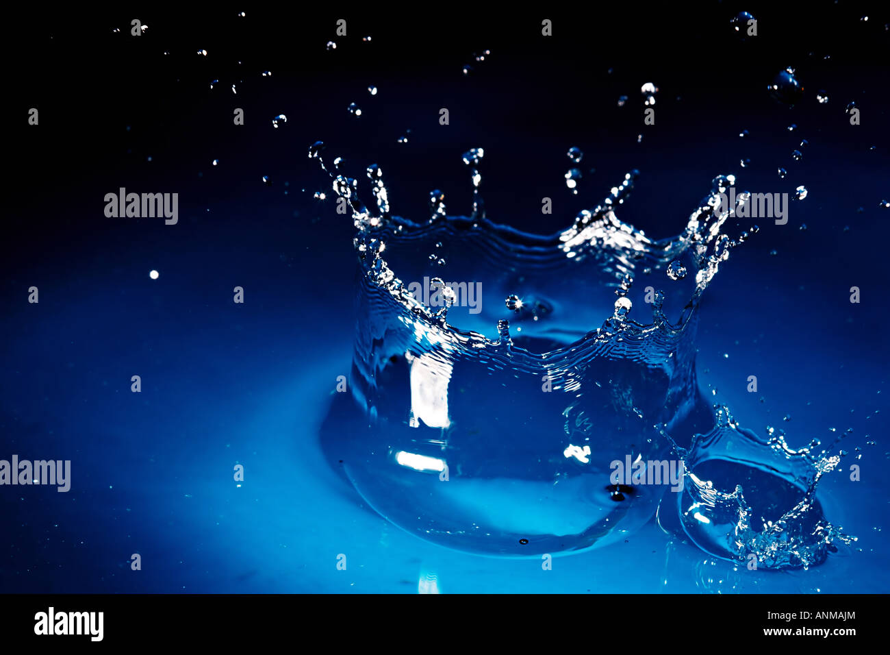 water splash drop flash Stock Photo - Alamy
