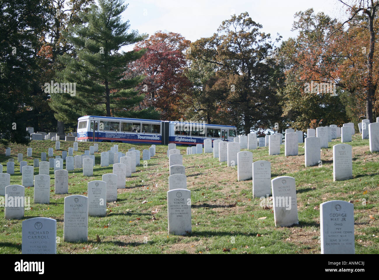 headstones marking graves of fallen soldiers Arlington Cemetery ...
