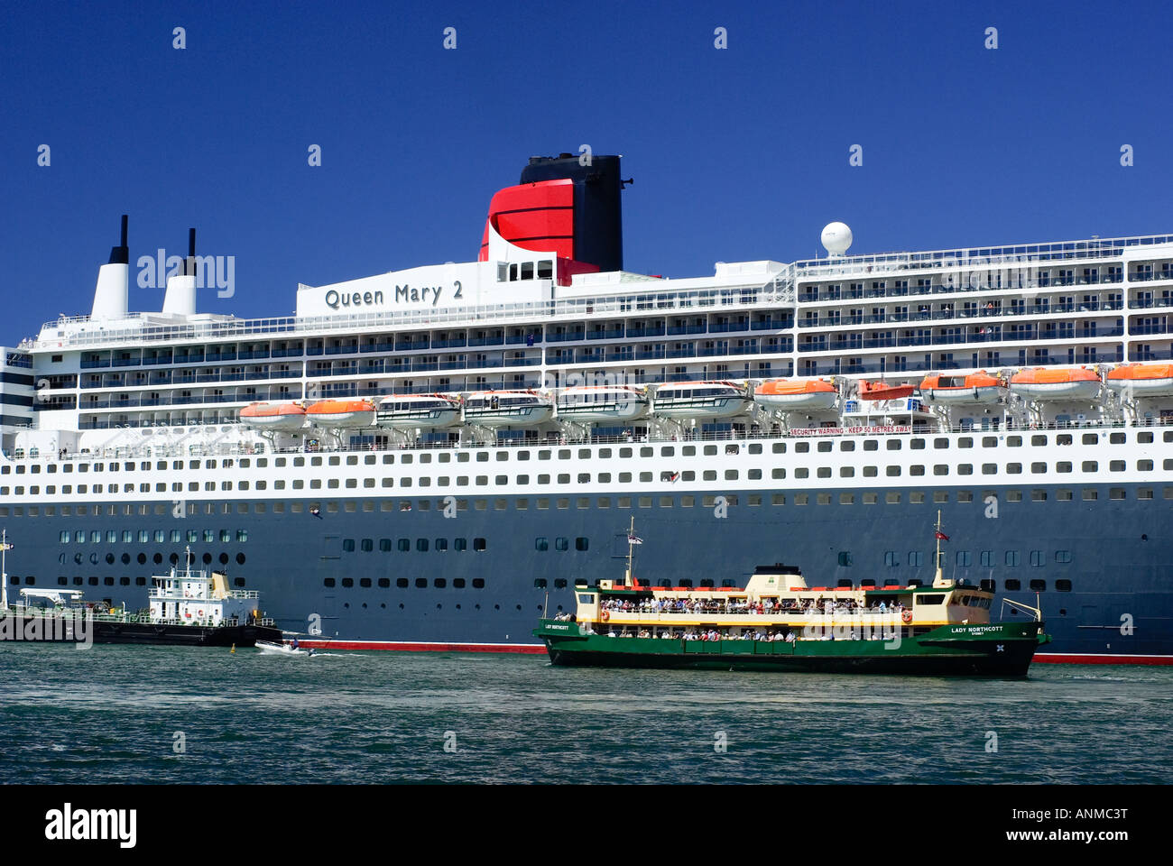Queen mary 2 sydney hi-res stock photography and images - Alamy