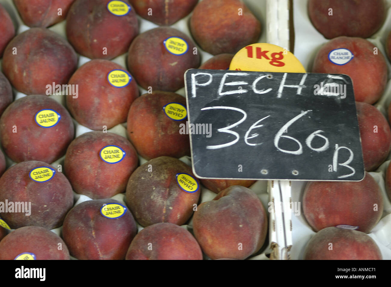 Peaches on sale at a fruit stand in Paris, France Stock Photo - Alamy
