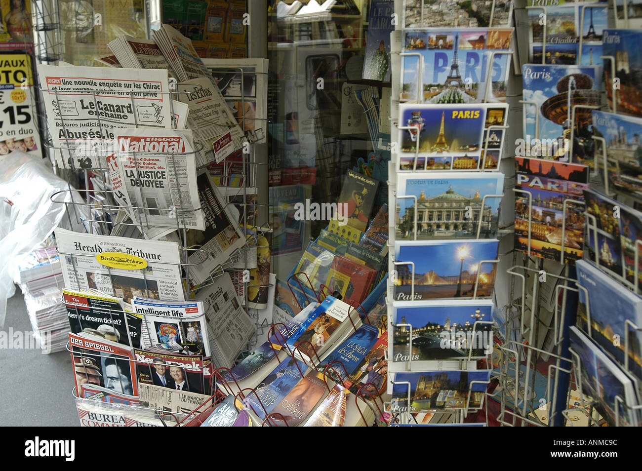French Newspapers Paris France Magazines Stock Photo - Alamy