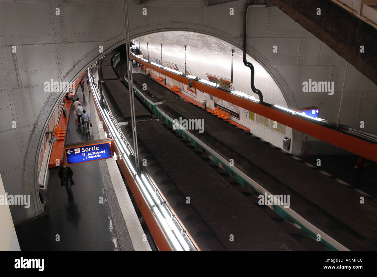 Paris's subway system, referred to as "Le Metro Stock Photo - Alamy